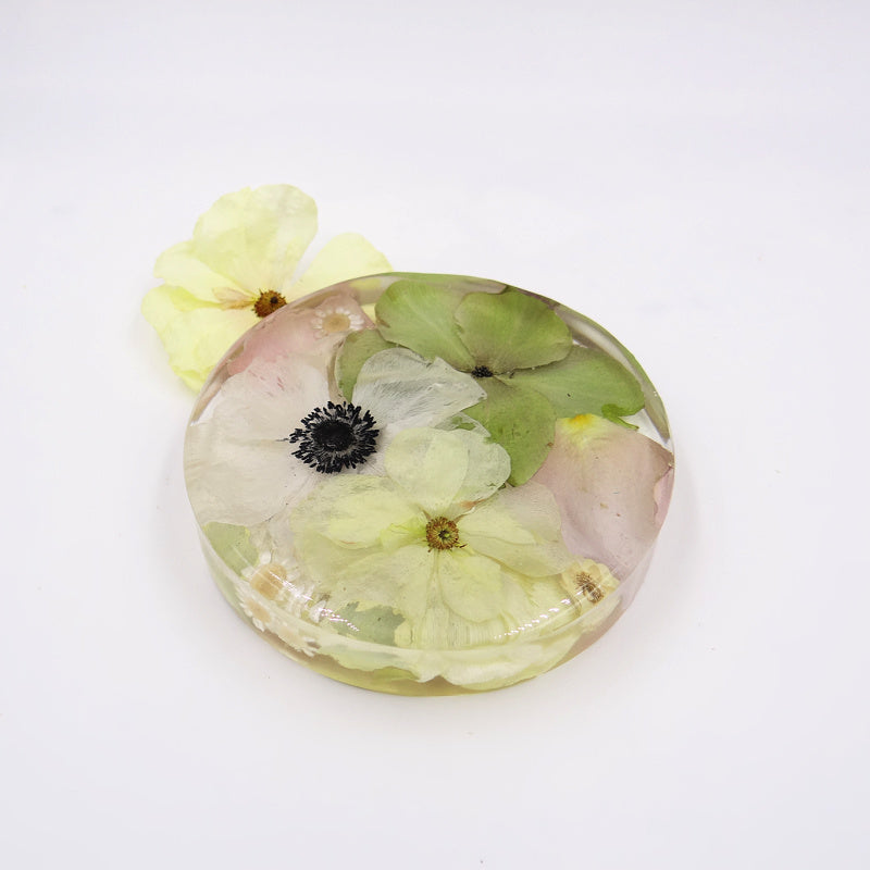 Resin Pressed Flower Round Paperweight - Flowers Forever & Bellabeads