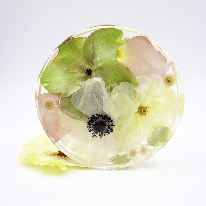 Resin Pressed Flower Round Paperweight - Flowers Forever & Bellabeads