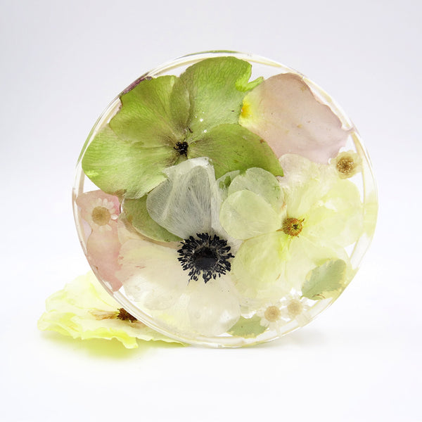 Resin Pressed Flower Round Paperweight - Flowers Forever & Bellabeads